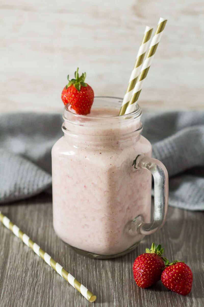 Strawberry Oatmeal Breakfast Smoothie - Simply Bake
