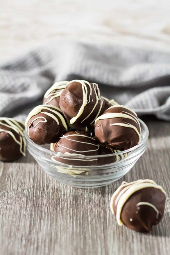 Easy Chocolate Truffles - Simply Bake
